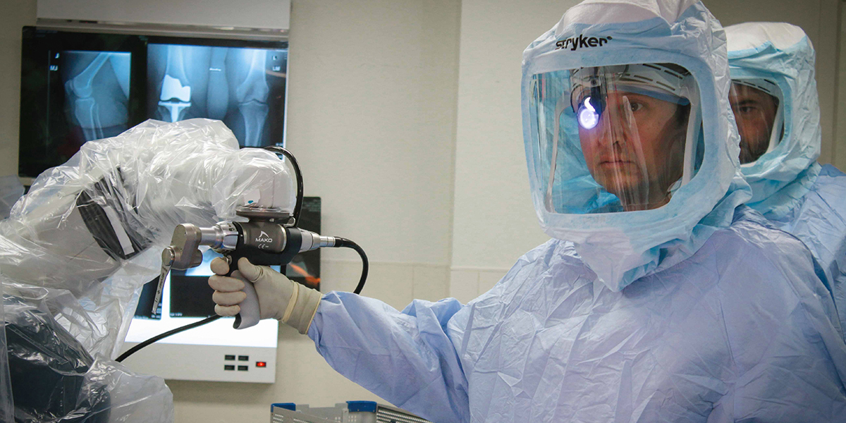 dr-mccollum-using-mako-during-knee-replacement1200x600 – OrthoFeed